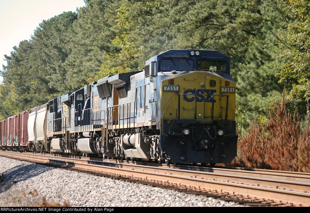 CSX C40-8W 7351, SD70MAC 4818, and ES40DC 5212